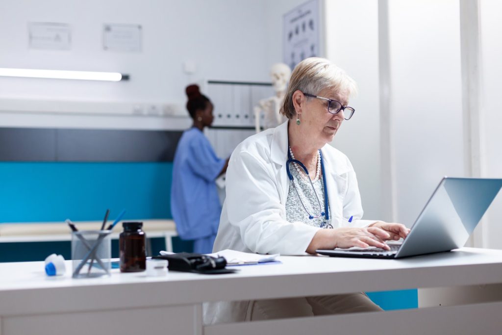 Von der Klinik bis zur Weltgesundheitsorganisation: Frauenfeindlichkeit ...